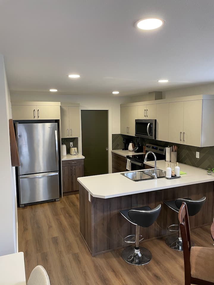 Walk Out Full 2 Br 1 Bath Legal Suite 3 Beds - Lethbridge