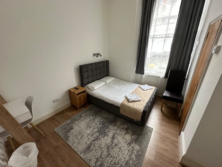 The Somerset - En-suite Double - Fulham