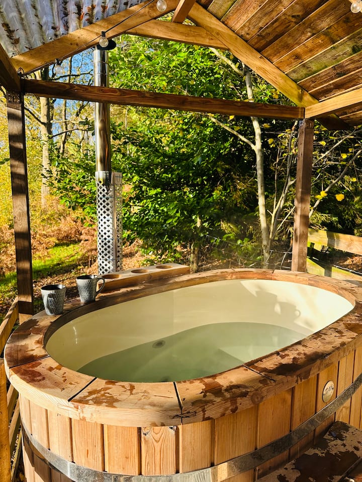 Lakeside Hansel & Gretel House, Secluded Hot Tub - Shropshire