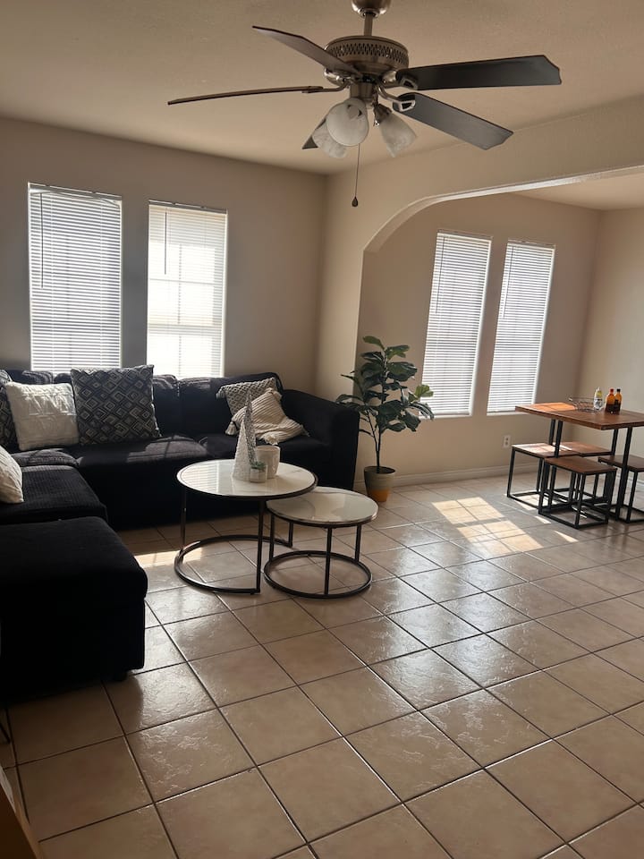 Comfortable Room Near Shopping Area - Laredo, TX
