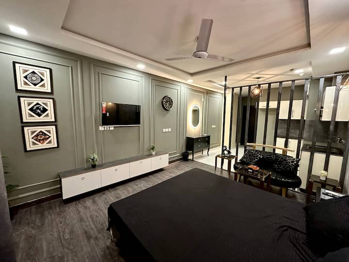 Noir Studio In Zameen Opal - Lahore