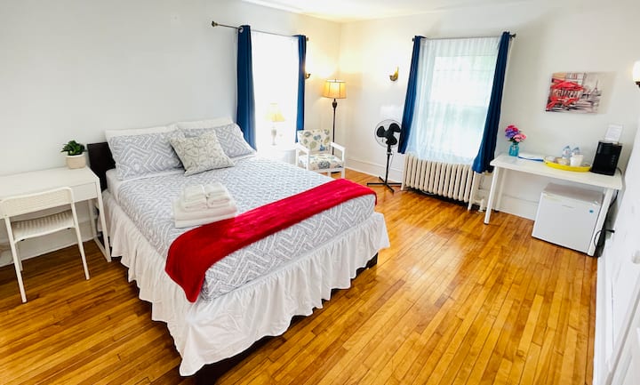 Prime & Precious Location/the Cozy Red House #2 - Charlottetown