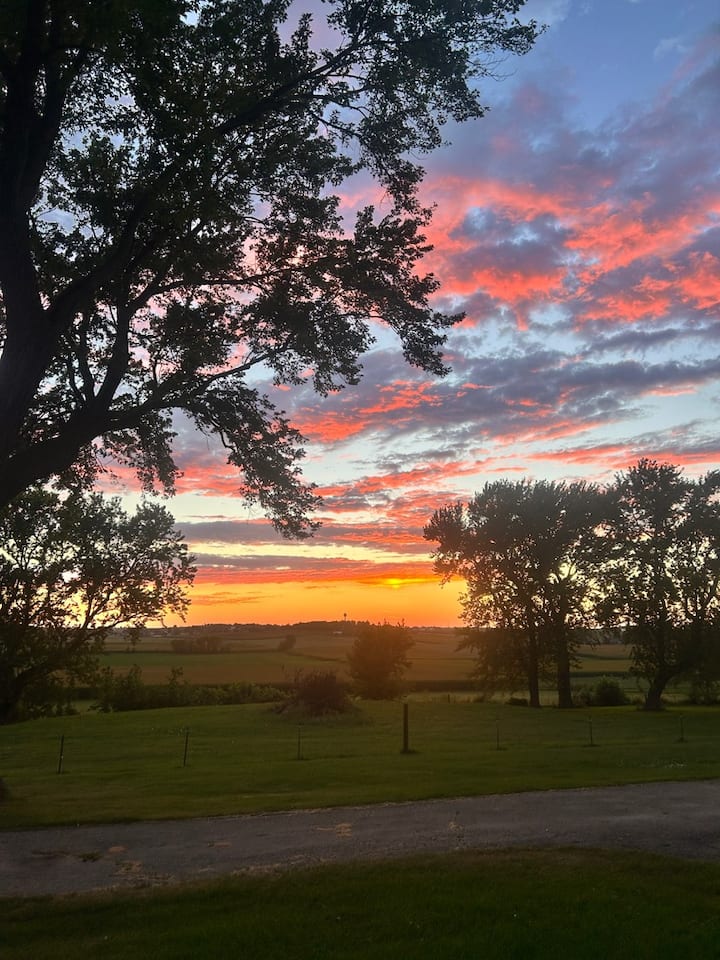 Rustic Cowgirl Getaway - Lodi, WI