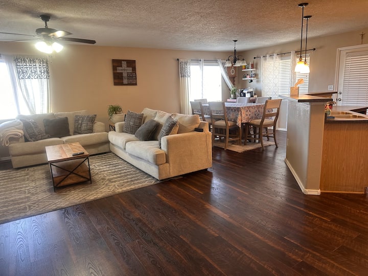 Cozy 4 Bed 3 Bath Home - Los Lunas, NM