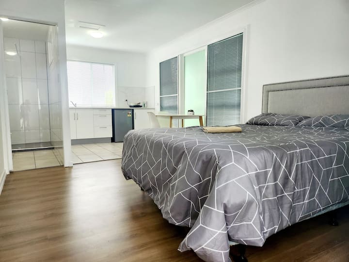 Airconditioned Simple Studio - Brisbane