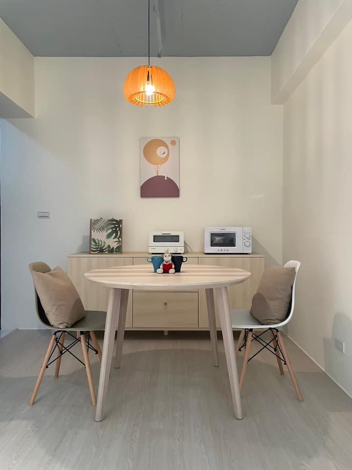 台中市西屯區
近逢甲舒適兩房/客廳/廚房(適合1-4人/含停車位 Vs 24小時管理員! - Taichung City