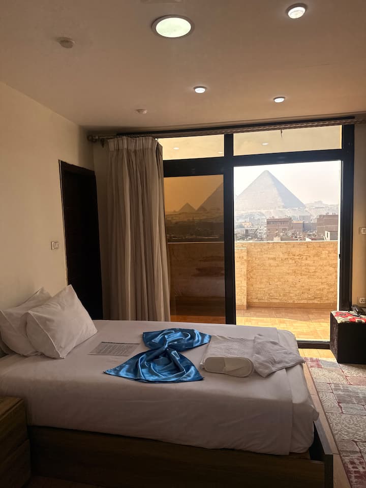 Hotel Watches The Pyramids - エジプト