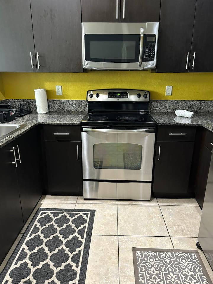 Miami And Fort Lauderdale Vacation Family Red Room - Miramar, FL