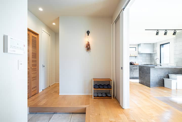 海徒歩7分｜築浅建物｜庭とデッキでくつろぐ大人葉山の上質ステイ - Yokosuka