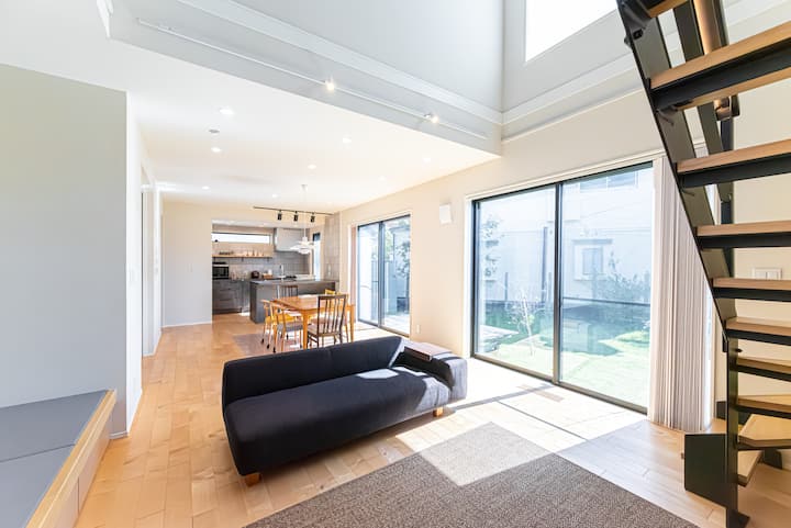 海徒歩7分｜築浅建物｜庭とデッキでくつろぐ大人葉山の上質ステイ - Yokosuka