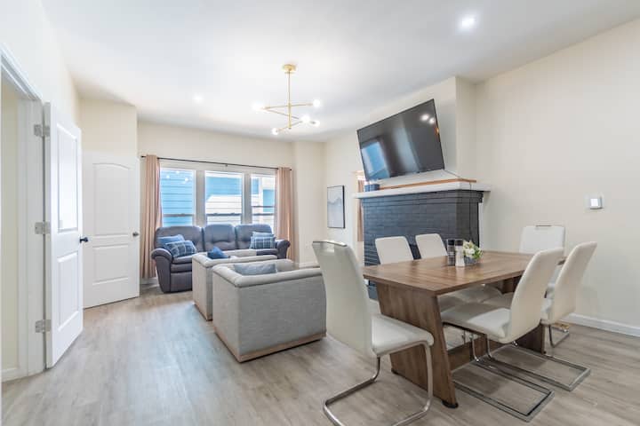 6br 3ba Retreat 5 Min To Downtown Indy + Backyard - Indianapolis, IN