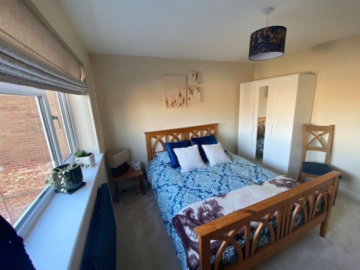 Quiet Private Blue Room For 2, Bathroom Access - High Wycombe