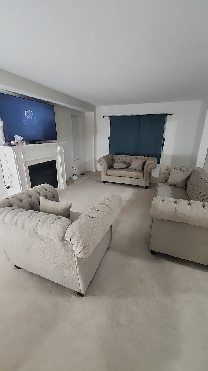 Home In Alliston |Bright   & Cozy - Alliston