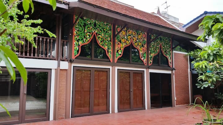 Charming Thai Teak Villa | Classic & Cozy - Bang Kapi District