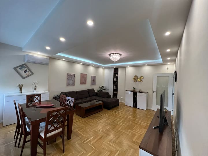 Calme Et Modernité Près De La Promenade - Sarajevo