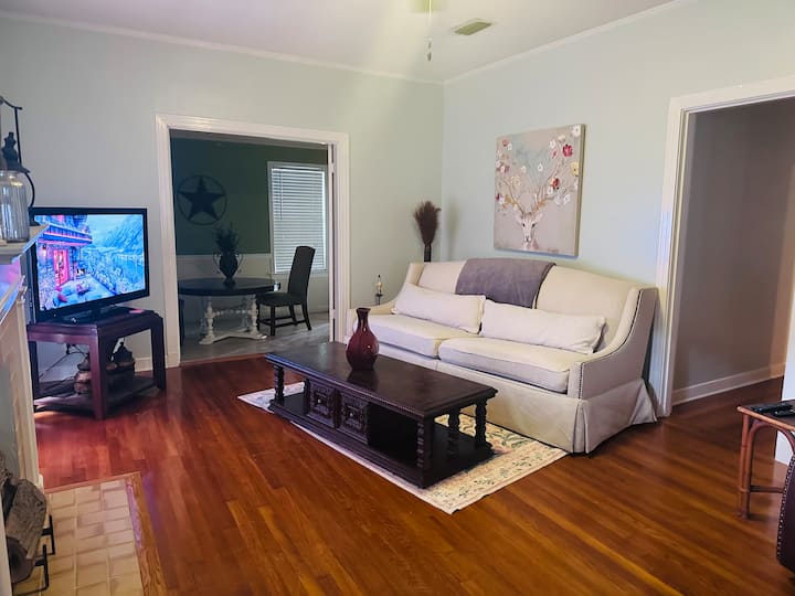 Green Cottage By Kings Hwy - Shreveport, LA