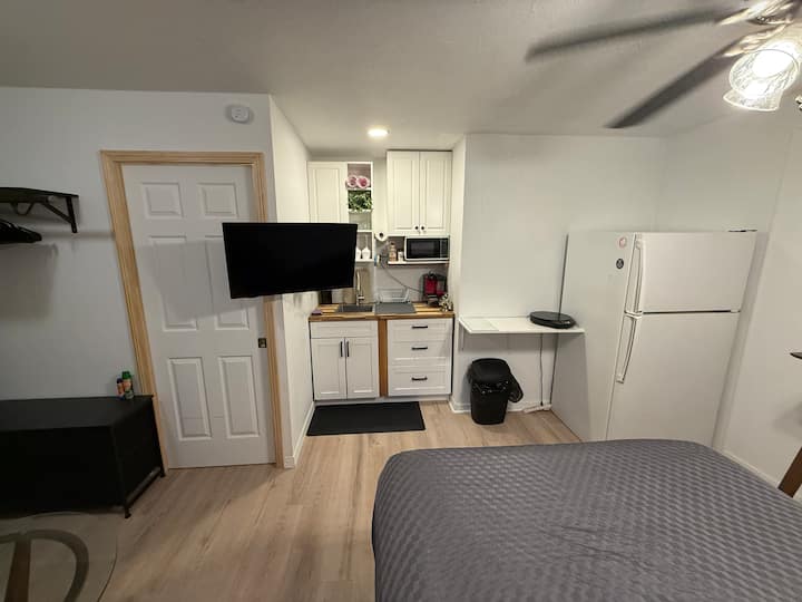 Private Entry Studio W/kitchen - Bradenton, FL
