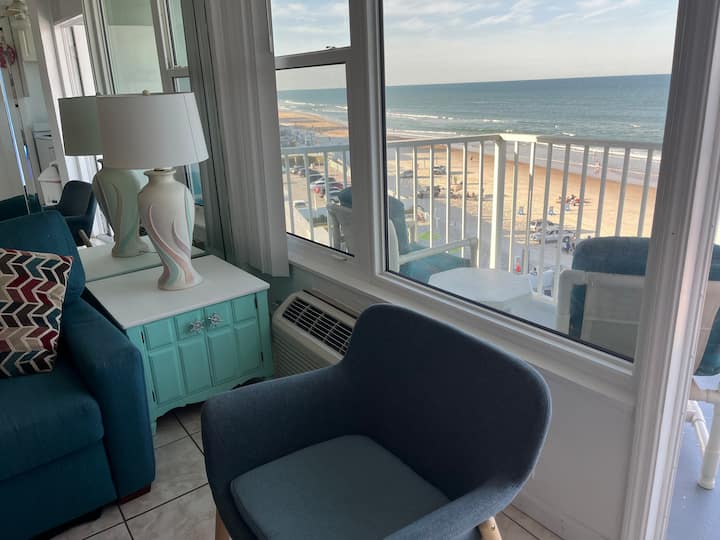 Cute Studio With Private Balcony - Daytona Beach, FL