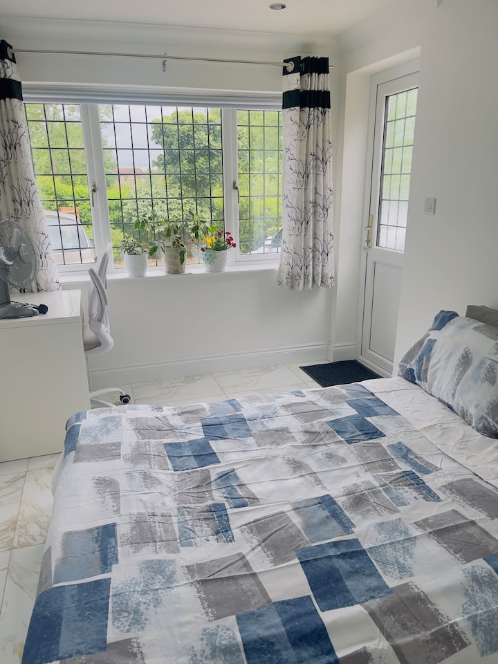 Room With Sofa Double Bed & En-suite - Milton Keynes