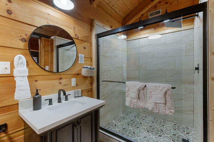 Prime Location - Couples Cabin - Private Setting! - Gatlinburg, TN
