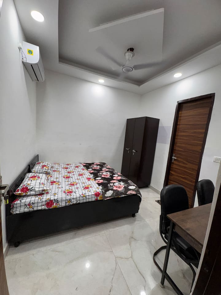 Females Only-room Attached Washroom In A 3bhk Flat - Delhi, India