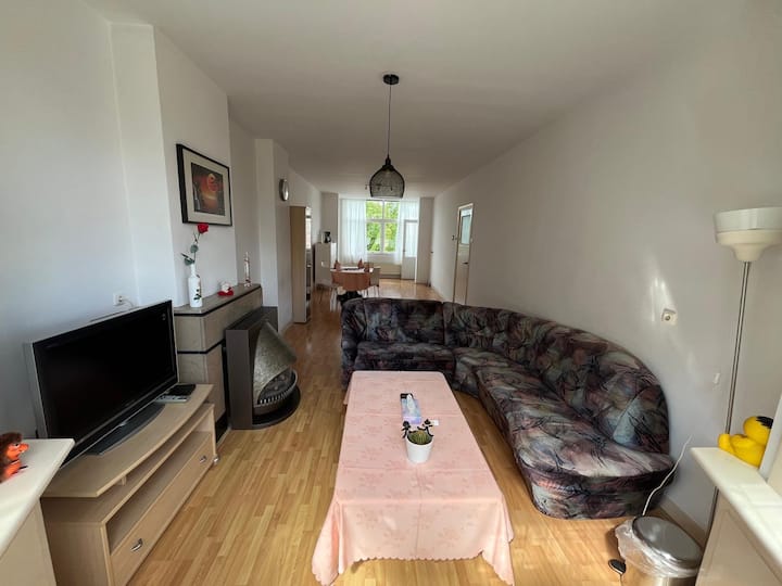 Ruime & Simpele Jaren 80 Woning, Centraal Gelegen - Schiedam