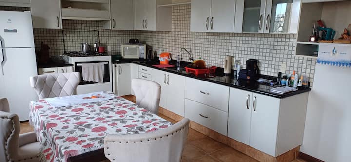 Apto Central 01, Ar Condic. Até 03 Pessoas. - Cascavel