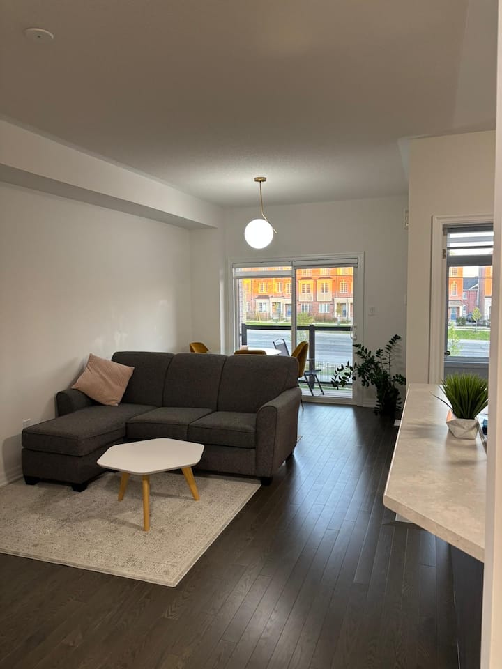 Spacious 3br W/ Parking & Wi-fi! - Aurora