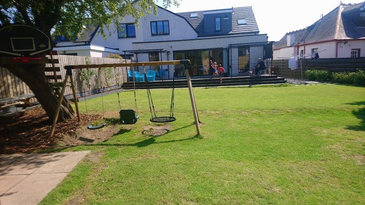 Modern House With Big Garden - Edinburgh