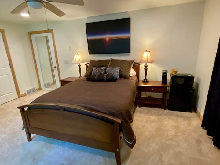 Central Midland - Spacious Room W/ Dedicated Bath - Midland, MI