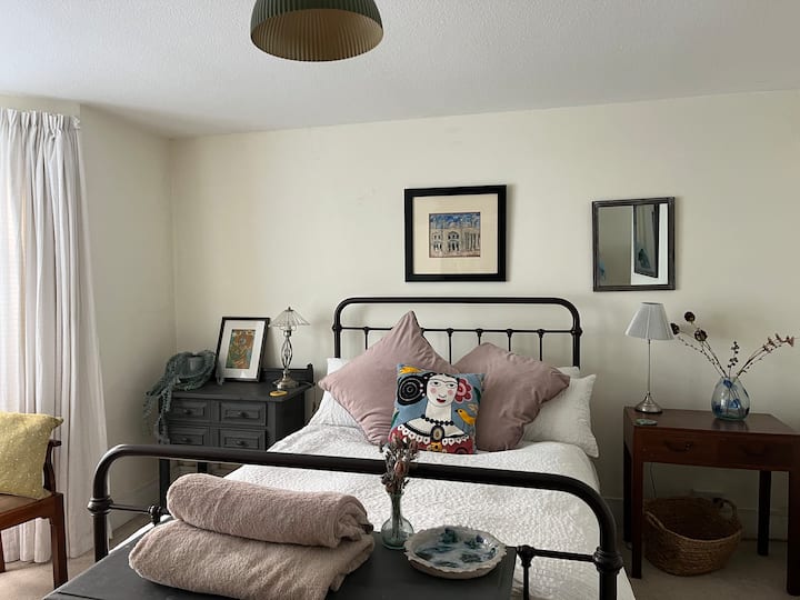 The Birdcage (2 Bedrooms, Parking, Haven Of Calm) - Royal Tunbridge Wells