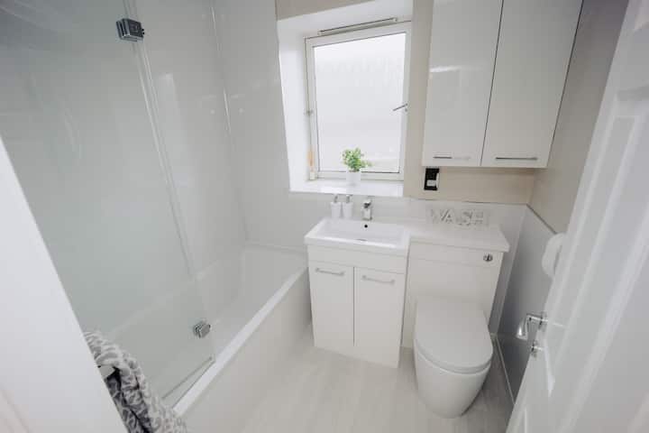 Modern 2 Bed Flat In City Centre With Free Parking - Aberdeen Airport (ABZ)