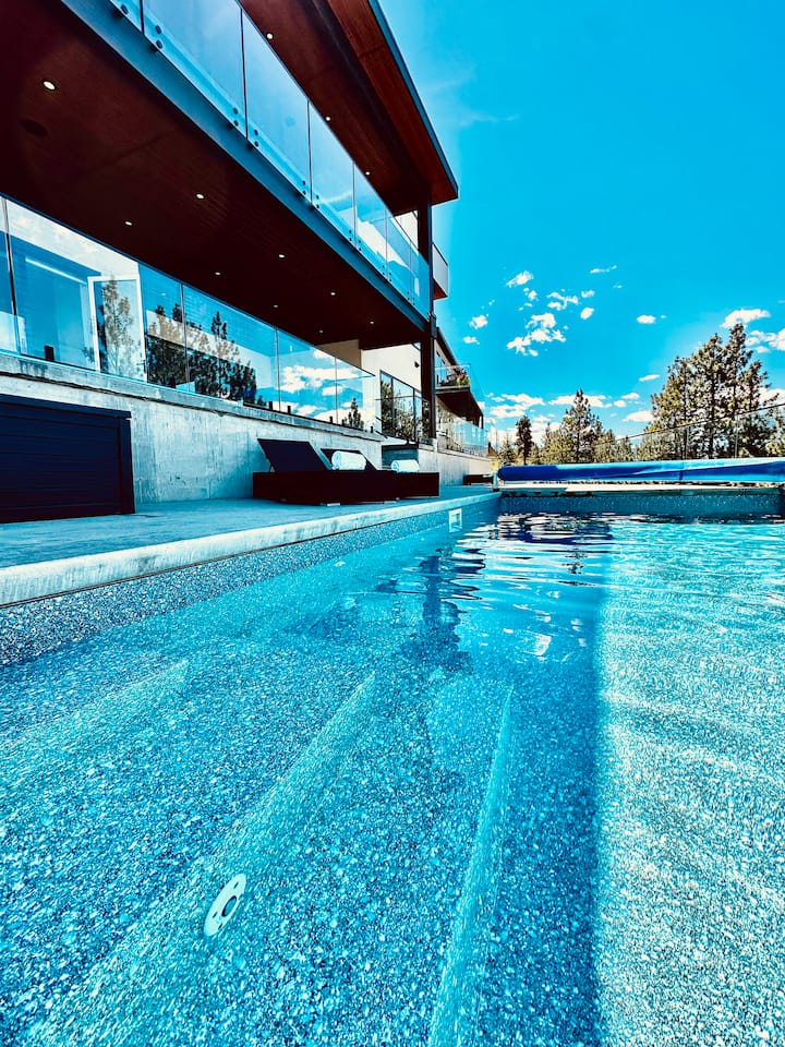 Skyview Retreat With Pool, Movie Theatre And Views - Penticton