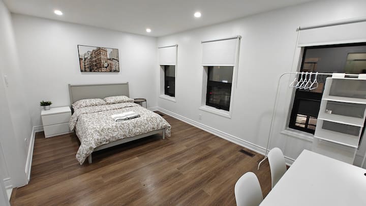 Modern Studio Unit Sleeps 2 In Little Portugal - Toronto