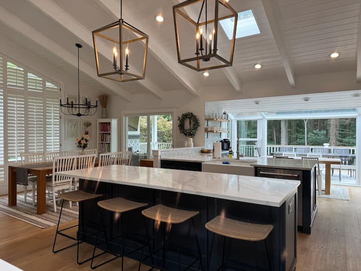 Hollywood Hill Retreat - Kirkland, WA