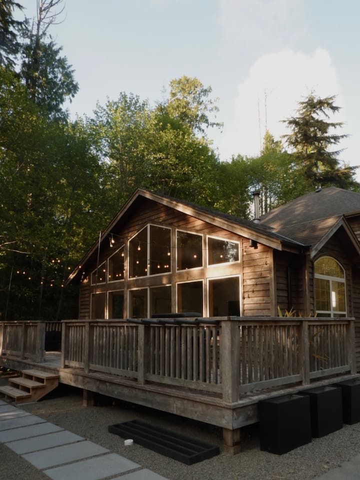 Surf Lodge - House With Hot Tub, Steps From Beach - Tofino