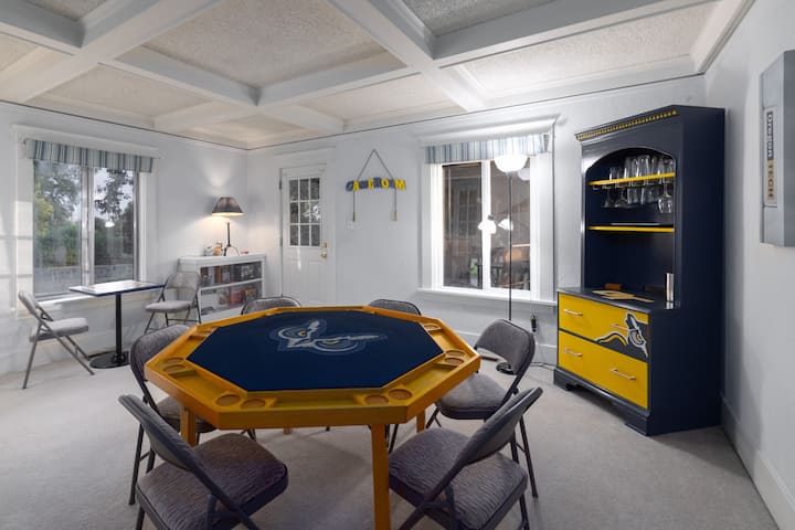 Hooties' Hangout- Klamath Themed Home Near Campus - Klamath Falls, OR