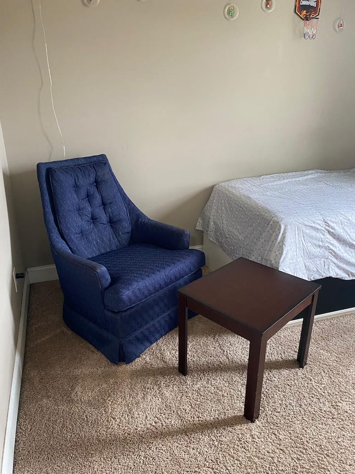 Small Room (Shared Bath) No Pets - Knoxville, TN