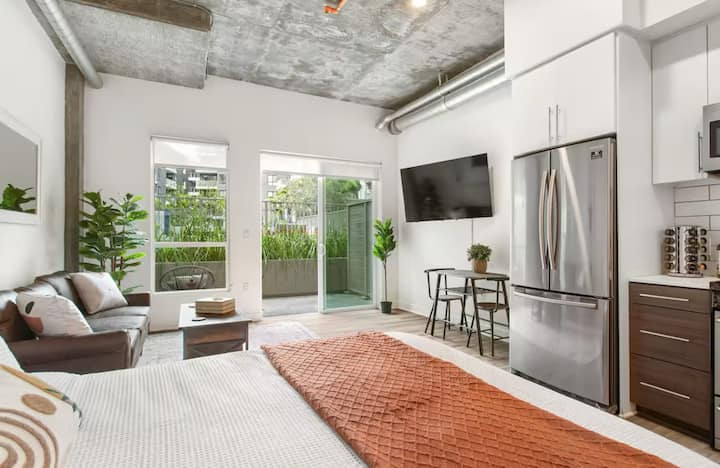 Reserved Parking | Pool, Gym & Private Patio - Los Angeles, CA