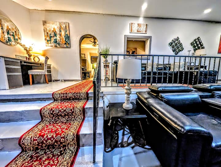 Sweetwater's Spacious 
Theater-inspired Retreat - Lake Sweetwater, Sweetwater