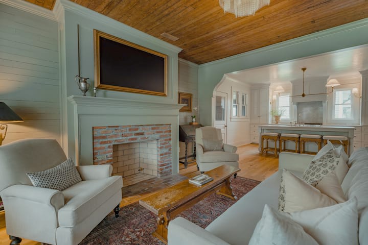 Walk To Christkindlmarkt | Cozy Historic Cottage - Cullman, AL