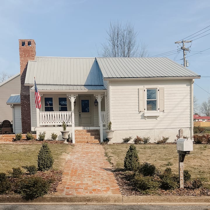Walk To Christkindlmarkt | Cozy Historic Cottage - Cullman, AL