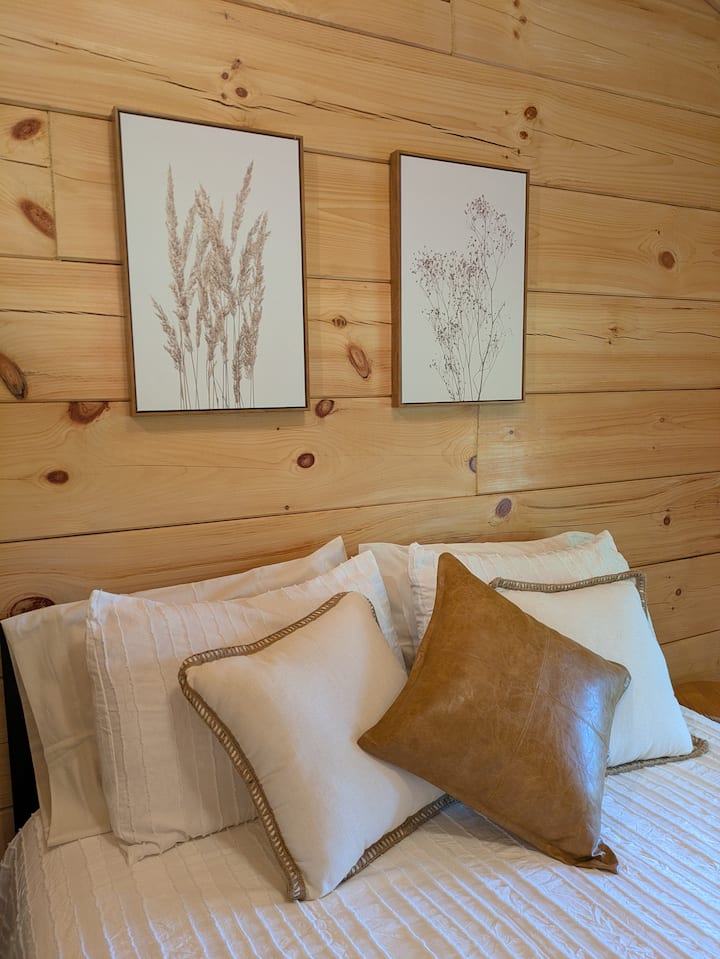 Adventure Cabin, Blue Ridge Mtns: Hot Tub + Pets - Fancy Gap, VA