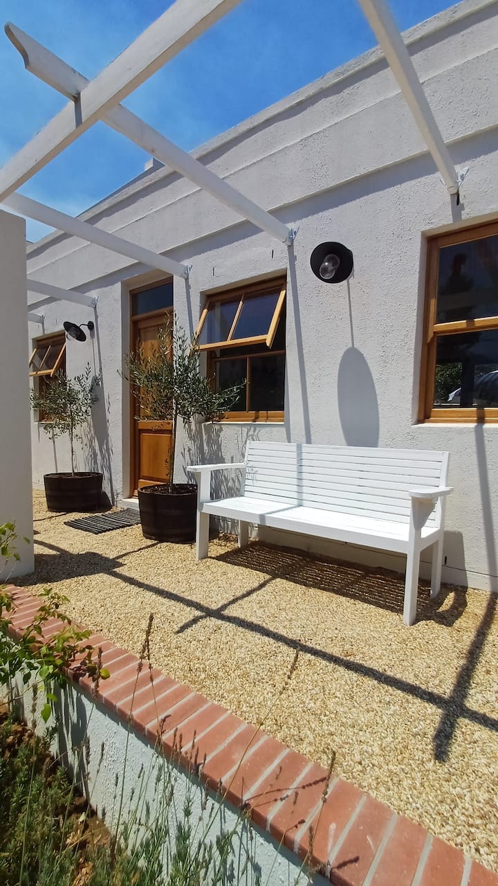 Charming 1-bed Garden Cottage - Franschhoek