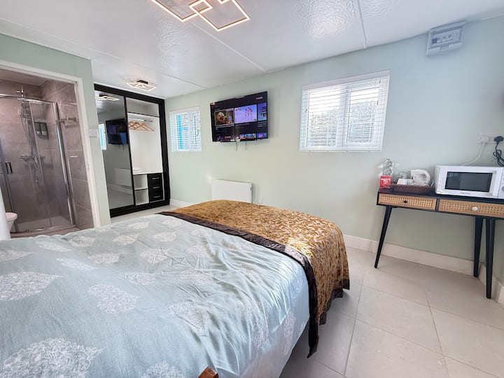 Private Garden Suite + Parking - Midleton