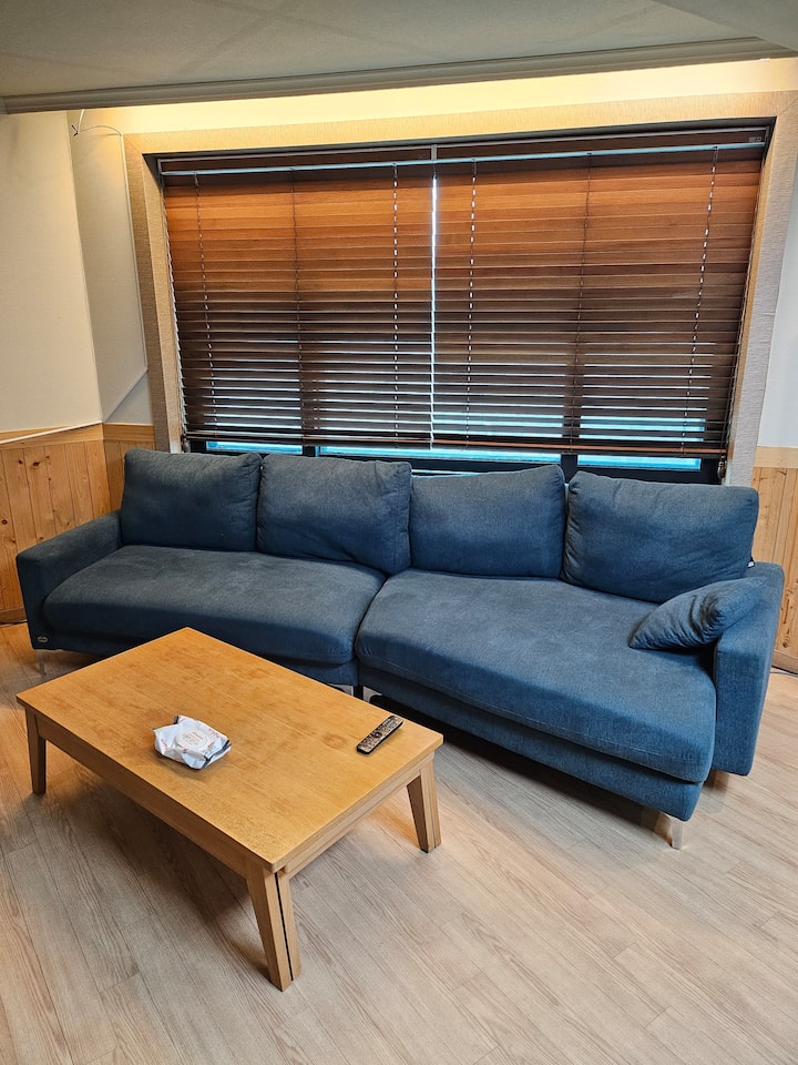 꼬모하우스(고산201)
#자연 #앞산 #주차편리 #침대10명 #넓은공간 - Daegu