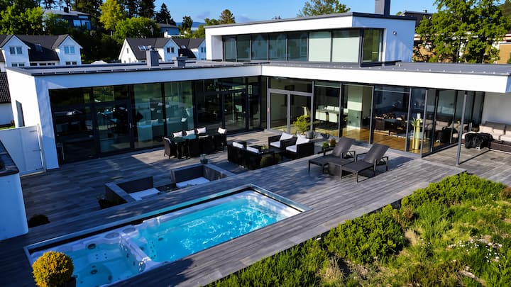 Exclusive Villa By The Sea | Pool | Garage | Sauna - Ålesund