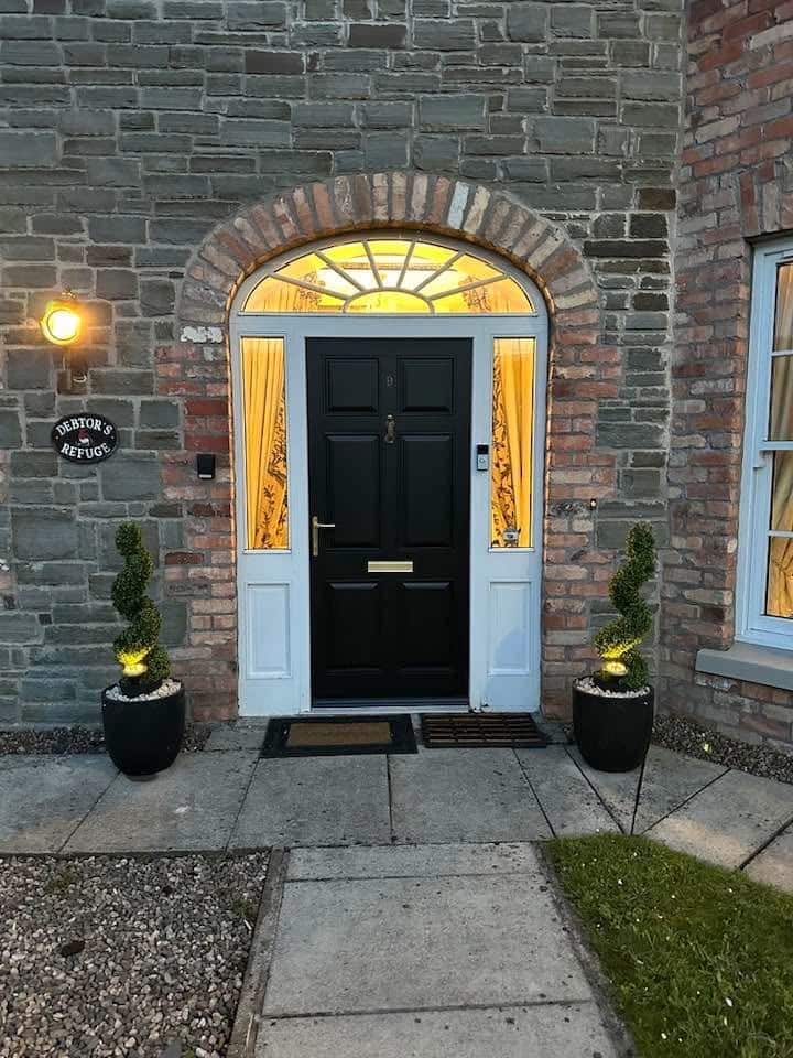 Debtor's Refuge 5 Bed House In Glaslough Village - Monaghan