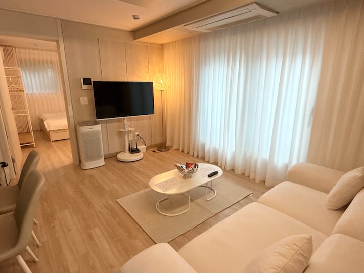 [합법등록숙소]11am홍대/홍대입구역 6분/room 3/elevator/신축급 숙소 - Seoul