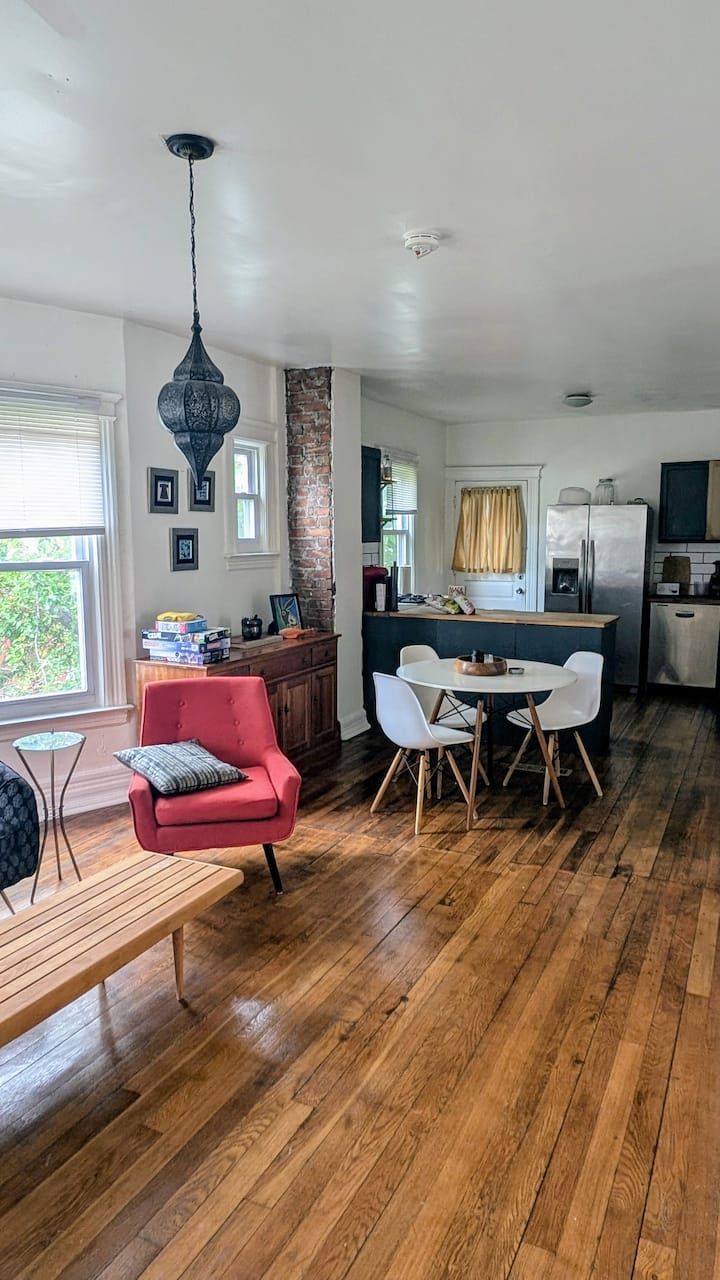 Cool Neighborhood, Beautiful Apartment - Detroit, MI